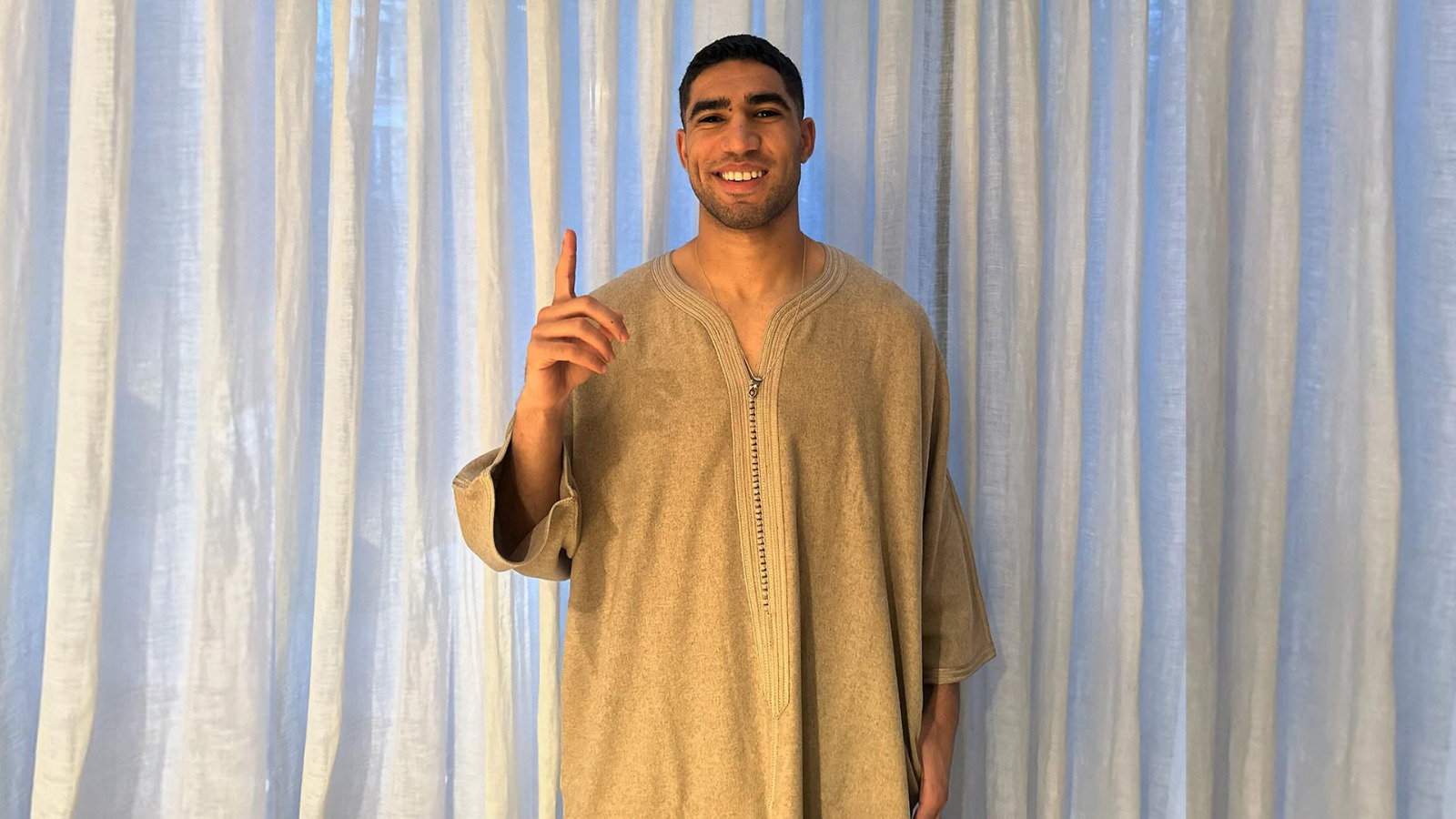En Jellaba, Achraf Hakimi souhaite Aid Moubarak , H24info